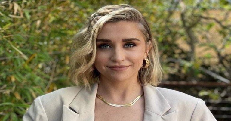 Taylor Misiak Biography (Age, Height, Boyfriend & More) - mrDustBin