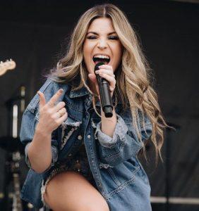 Tenille Arts Biography, Age, Height, Boyfriend & More - mrDustBin