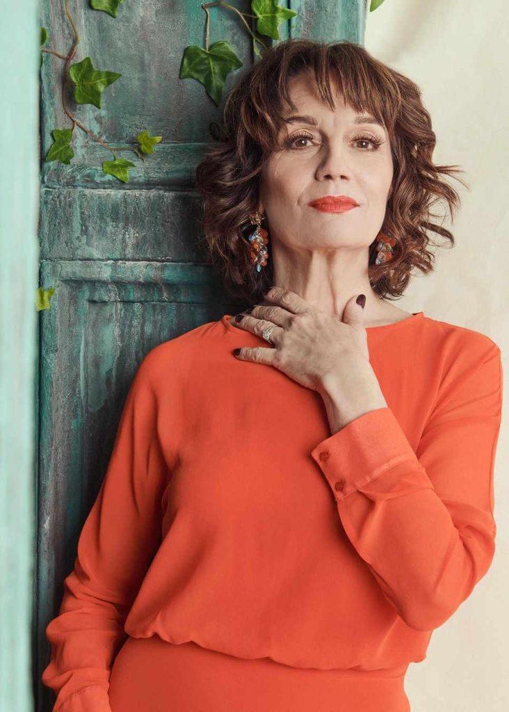 Ghosts Of Christmas Always Hallmark Movie 2022-rd - mrDustBin