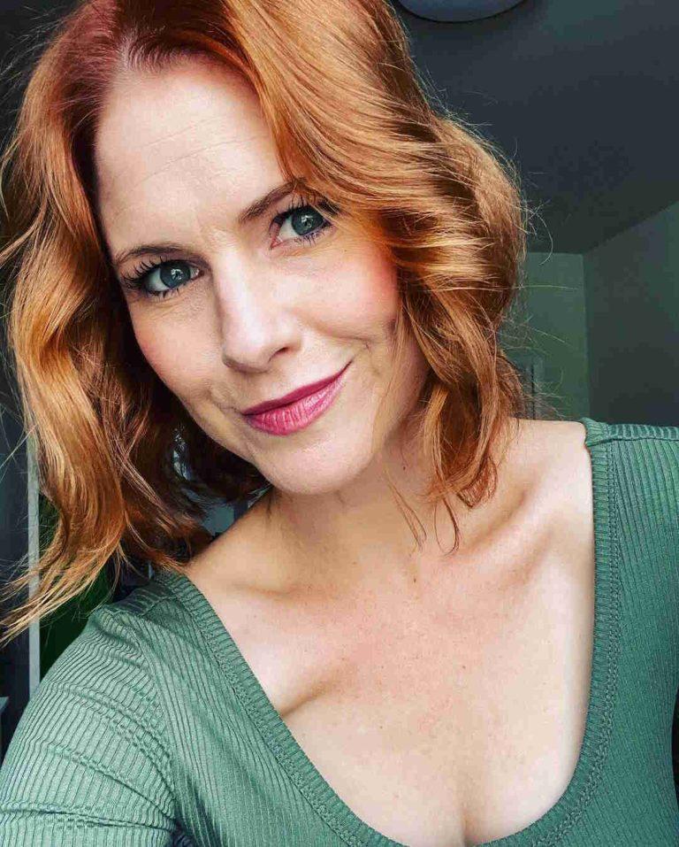 Ghosts Of Christmas Always Hallmark Movie 2022-rd - mrDustBin