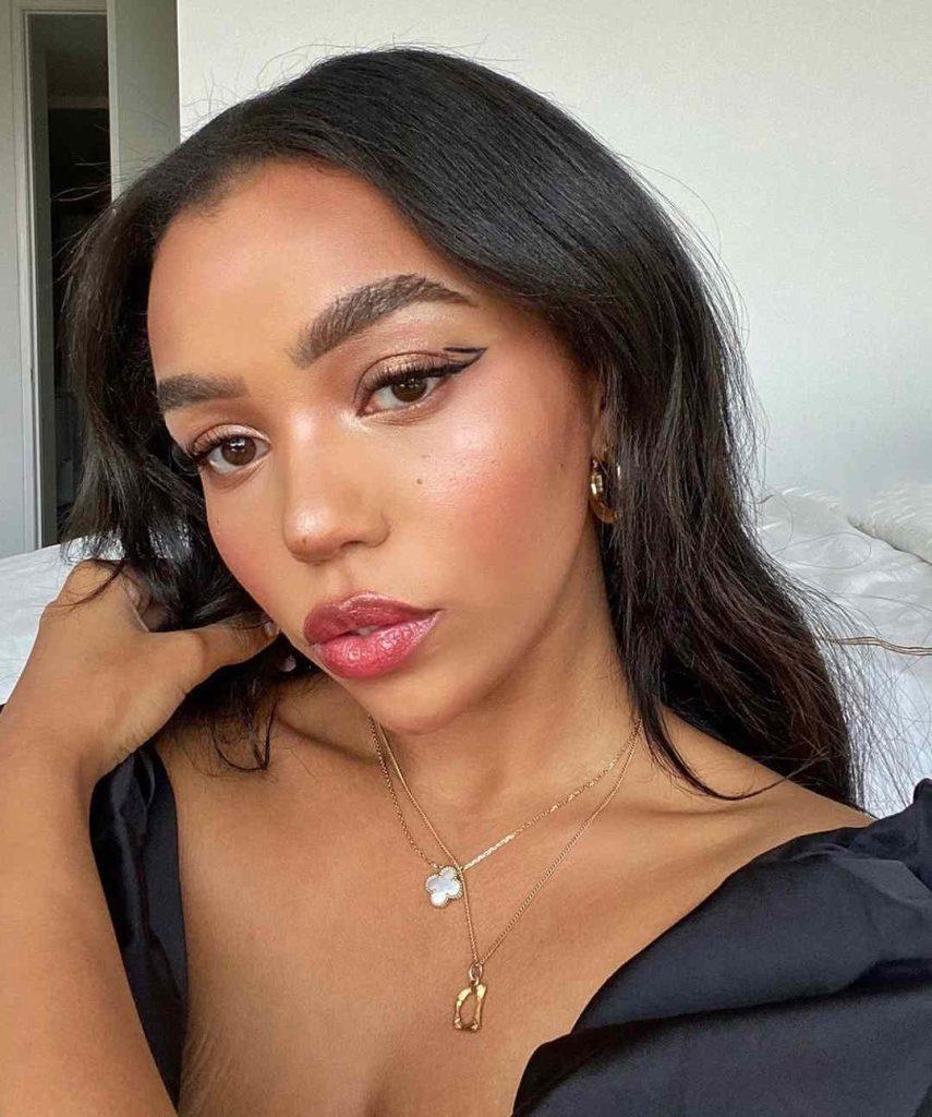 Daphne Blunt Biography, Age, Height, Boyfriend - mrDustBin