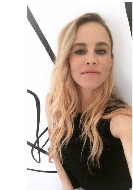Julie Berman Biography, Age, Height, Husband - mrDustBin