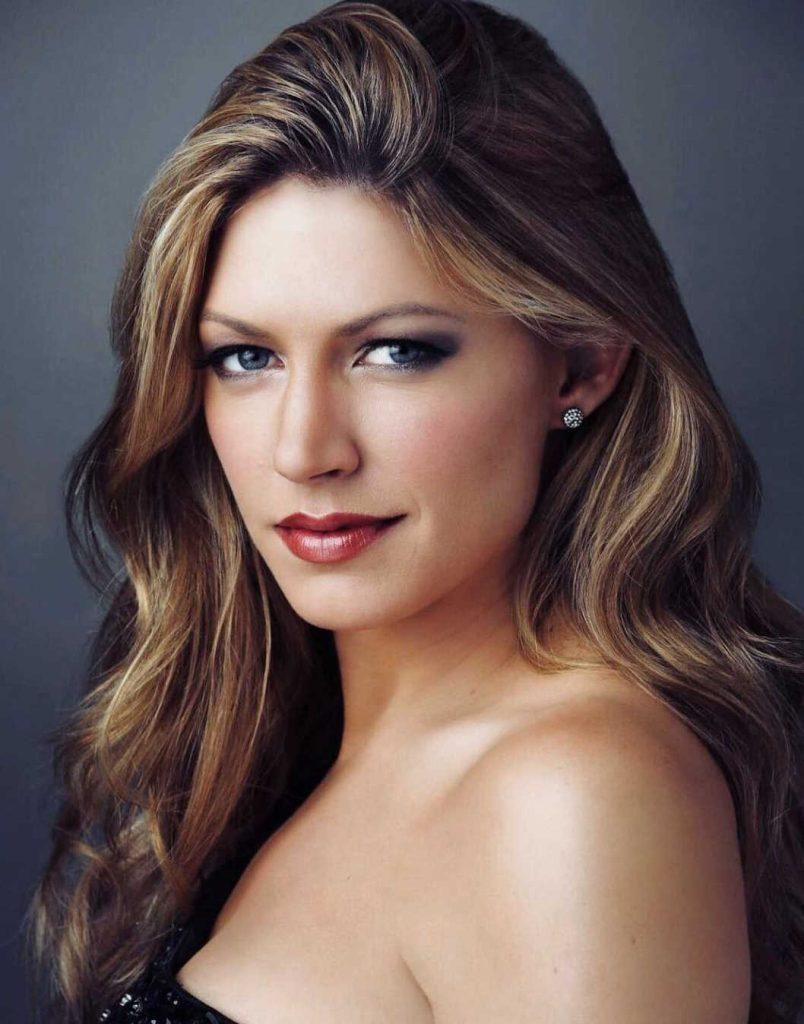 Jes Macallan Biography, Age, Height & Boyfriend - mrDustBin