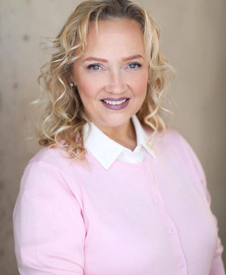Checkin' It Twice Hallmark Movie, Cast, Story 2023-rd - mrDustBin