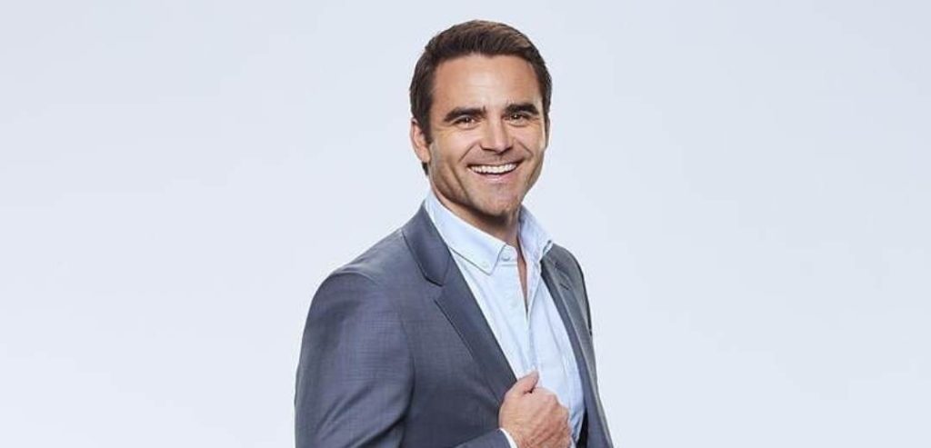 Dustin Clare Biography, Age, Height, Wife & More - mrDustBin